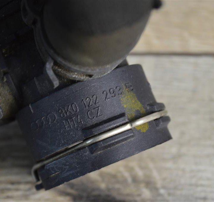 Патрубок охлаждающей жидкости Ауди А4 Б8 в Москве, цена 1 000 руб ...