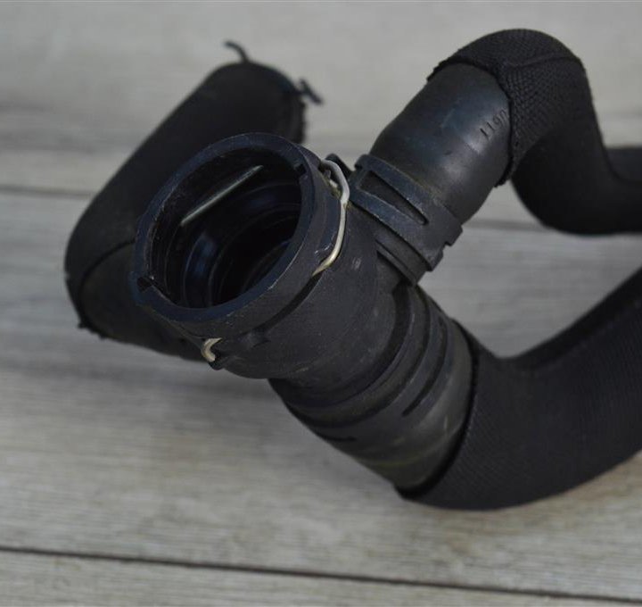 Патрубок охлаждающей жидкости Ауди А4 Б8 в Москве, цена 1 000 руб ...